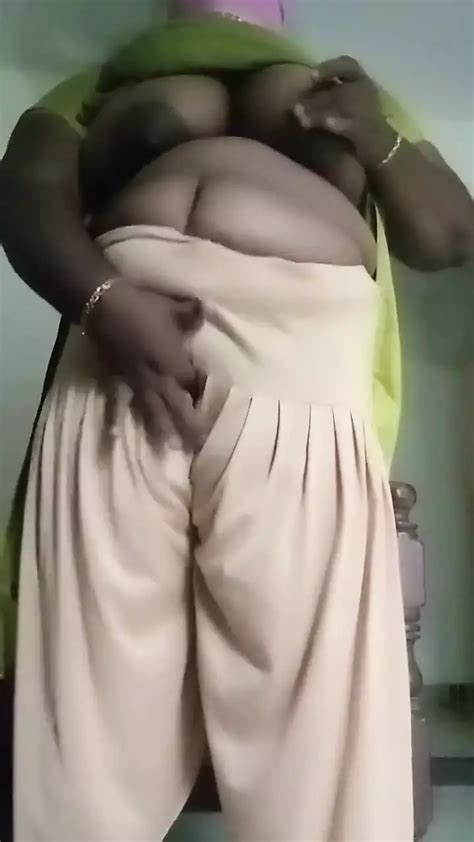침실에서 옷을 입는 인도 아줌마 xHamster