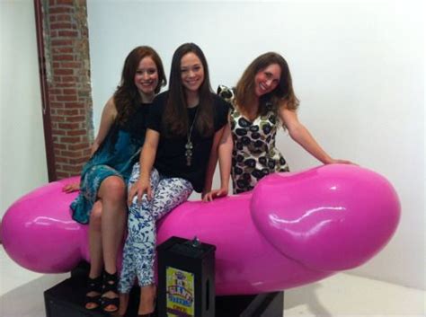 Foto De Worlds Biggest Dildo Hop On For A Ride