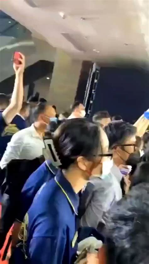网络国赵无界 on Twitter 李嘉诚变卖英伦八成资产全力布局越南肯定看好了成功的政经改革转型可惜了臭港 今晚西贡回龙苑