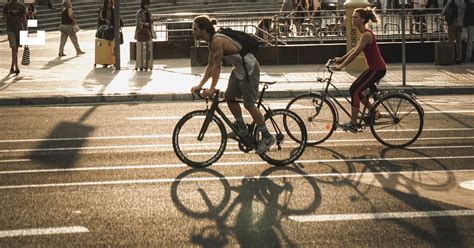 도로에서 자전거를 타는 남자와 여자 사진 Unsplash의 무료 건물 이미지