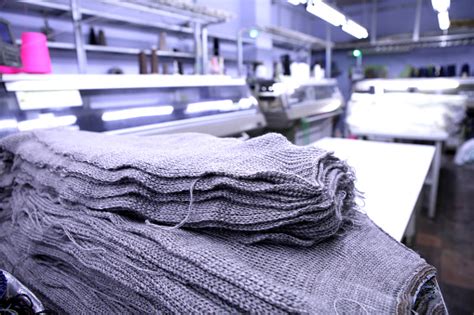 바느질 작업장의 배경에 스레드의 분홍색 스풀 의류 산업 섬유 산업을위한 기계 의류 를 착용의 제조 테일러링을 위한 새로운 공장 공예에 대한 스톡 사진 및 기타 이미지