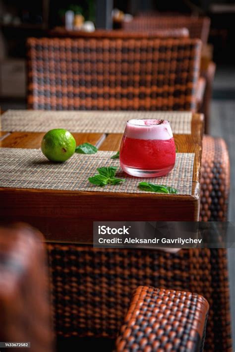 알콜 칵테일 클로버 클럽 진 라스베리 및 달걀 흰자 거품과 함께 마시는 것 건강관리와 의술에 대한 스톡 사진 및 기타 이미지 건강관리와 의술 과일 꽃잎 Istock