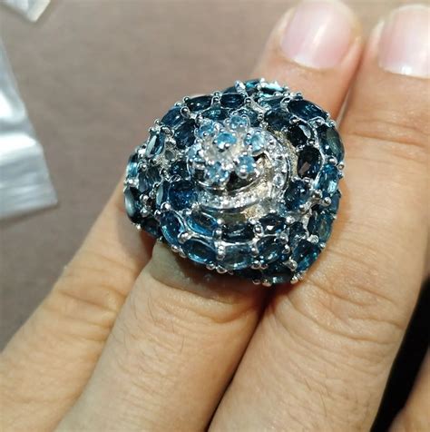 แหวนดอกกุหลาบสีฟ้าน้ำเงินลอนดอนบลูโทพาส สวิสบลูโทพาส ประดับพลอยเพทายขาวแวววาวระยิบระยับดุจเพชร