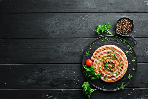 향신료와 허브로 구운 소시지 바베 큐 평면도입니다 텍스트를 위한 여유 공간 고기에 대한 스톡 사진 및 기타 이미지 고기 구이 굽기 Istock