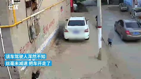 幼童从行驶的汽车上跌落母亲浑然不觉，保定交警严肃批评凤凰网视频凤凰网