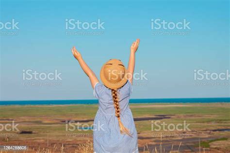 밀짚 모자를 쓴 사랑스러운 어린 소녀 잔디 밭 시골의 푸른 격자 무늬 여름 드레스 긴 금발 브레이드가있는 아이 땋은 머리에 대한 스톡 사진 및 기타 이미지 Istock