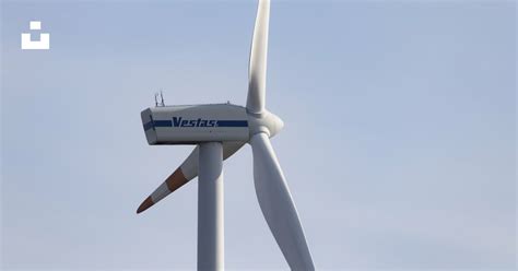 푸른 하늘을 배경으로 풍력 터빈이 보입니다 사진 Unsplash의 무료 독일 이미지