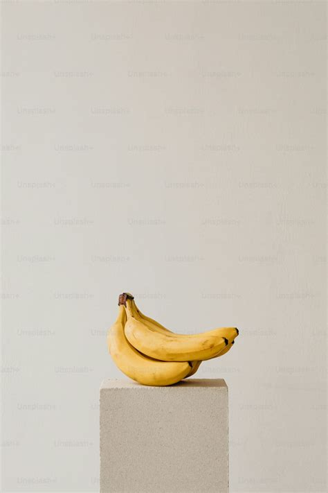 하얀 표면에 사과와 두 개의 유리 공 사진 Unsplash의 에스테틱 베이지 이미지