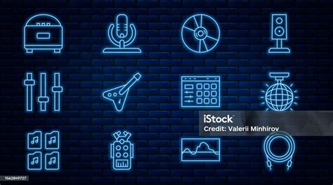 라인 오디오 잭 디스코 볼 Cd 또는 Dvd 디스크 일렉트릭베이스 기타 음악 이퀄라이저 스테레오 스피커 드럼 머신 및 마이크 아이콘을 설정합니다 벡터 0명에 대한 스톡 벡터