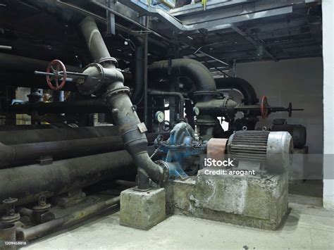 발전소에서 전기 모터 파이프 튜브 장비 및 증기 터빈이 있는 산업용 대형 물 펌프 0명에 대한 스톡 사진 및 기타 이미지 0