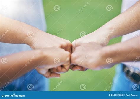 在户外，人们携手并进，共同争取社区信任或合作 团队之手 库存图片 图片 包括有 社会 协调 268609723