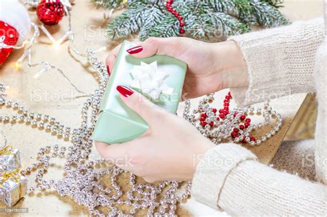 크리스마스와 새해 장식 배경에 선물 상자를 들고 여자의 손 크리스마스 선물 및 복싱 데이 컨셉 12월에 대한 스톡 사진 및 기타 이미지 Istock