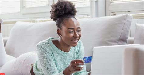 신용 카드로 온라인 쇼핑하는 예쁜 여자를 보여주는 그림 신용 카드를 들고 노트북을 사용하는 아프리카계 미국인 여성 온라인 쇼핑 개념 사진 Unsplash의 기술 이미지