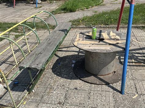 ПО ЗЛЕ И ОТ РОМСКА МАХАЛА Това че стоите в тази мизерия със собствените си деца говори че те