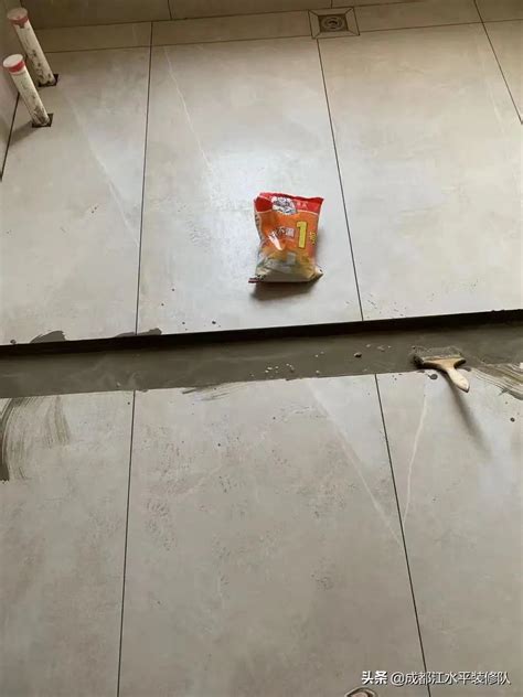 成都装修工地保利宸光和悦，客厅地砖施工完毕 装修日志 成都江水平装修队