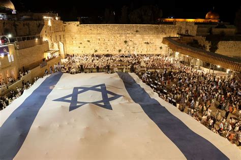 צפו דגל ישראל ענק נפרש ברחבת הכותל המערבי לקראת יום ירושלים ישראל היום