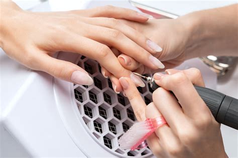 매니큐어의 주인은 미용실에서 손톱 연장 시술 중에 손톱 모양을 톱으로 부착합니다 손에 대한 전문적인 관리 2명에 대한 스톡 사진 및 기타 이미지 Istock