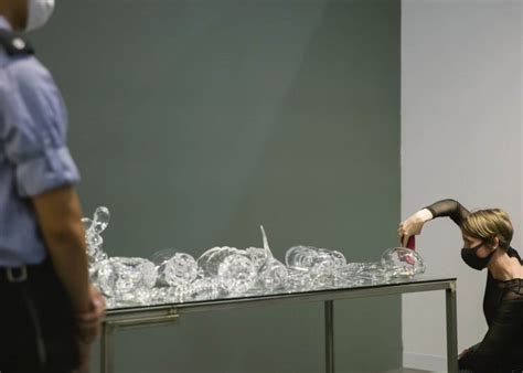 Galleries Gal Yulia Yarkova On The Art Of Gallery Hopping