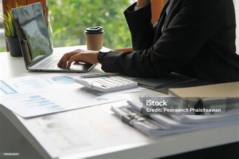 컴퓨터를 사용하는 재무 고문 노트북 데이터 수집 및 계산 숫자 데이터 시트 그래프 차트 보고서 마케팅 연구 개발 계획 관리 전략 분석 재무 회계 비즈니스 사무실 개념 개념에