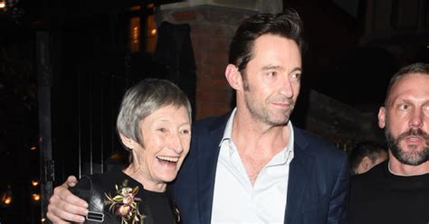 휴잭맨 어머니 어깨 감싼 다정한 아들 효자 울버린[파파라치컷]