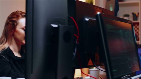 Niña Hacker Mirando A Súper Computadora Con Múltiple Monitores Mientras Escritura Un Programa