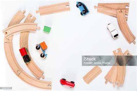 아이 장난감 나무 기차 철도와 평면도 평면 흰색 배경 복사 공간으로 누워 0명에 대한 스톡 사진 및 기타 이미지 0명 검은색 곧은 Istock