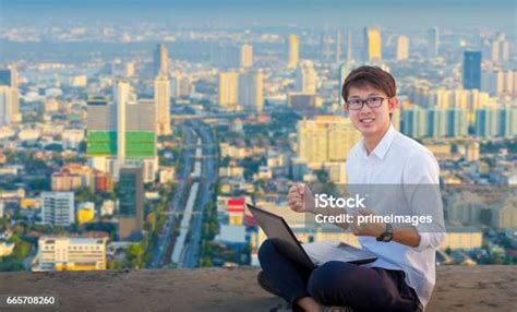 노트북 및 디지털 태블릿 도시 배경 사용 하 여 하는 젊은 사업가 경제에 대한 스톡 사진 및 기타 이미지 경제 고층 건물 그래프 Istock