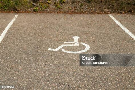 주차 공간에서 아스팔트에 비활성화 기호 기호입니다 장애인 주차장에 대한 국제 표시 거리에 대한 스톡 사진 및 기타 이미지 거리 건강관리와 의술 교통 Istock