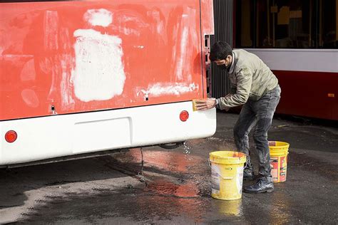 تصاویر بیمارستان اتوبوس‌ها در تهران اتوبوس‌های کهنه چطور نونوار می‌شوند؟ همشهری آنلاین