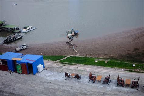 万州库岸消落带蔚为壮观，茶水档沿江排列，喝茶夜宵生意火爆！
