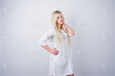 穿着实验服的女医生或护士