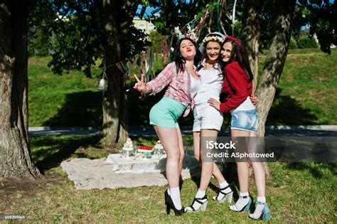 짧은 반바지에 3 명의 밝은 아름 다운 여자 행 세 처녀 파티에서 배경 장식 긍정적인 감정 표현에 대한 스톡 사진 및 기타 이미지 긍정적인 감정 표현 독신 여성