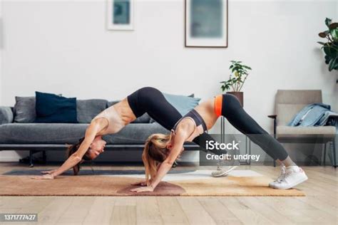 요가 하향 개 포즈 또는 하향 을 향한 개 포즈 어머니와 딸 집에서 연습 강아지 자세에 대한 스톡 사진 및 기타 이미지 강아지 자세 2명 가정 생활 Istock
