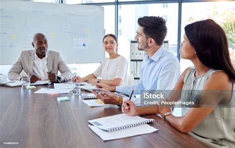 팀워크 프로젝트 관리 및 협업 컨설팅 및 미래 목표를 위해 만나는 비즈니스 사람들과의 계획 네트워킹을 위해 사무실에서 직원과