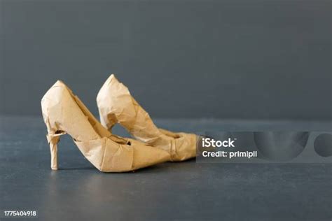 소박한 베이지색 공예 종이로 감싼 새로운 하이힐 신발 블랙 프라이데이 쇼핑 컨셉 갈색 용지에 대한 스톡 사진 및 기타 이미지 갈색 용지 포장지 공예 Istock