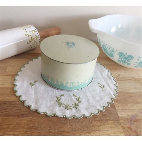 1940s 50s Antique {vintage} Avon Tin Haute Juice