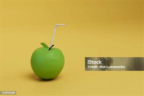 건강한 사과 주스 노란색 배경에 짚으로 안쪽에 빨대가있는 녹색 사과 붙여 넣기를 복사하십시오 3d 렌더링 개념에 대한 스톡 사진 및 기타 이미지 Istock