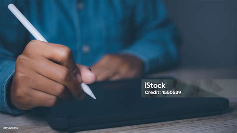 터치 스크린에서 디지털 태블릿을 사용하는 사업가 기술 및 소셜 네트워킹 개념 복사 공간 경영자에 대한 스톡 사진 및 기타 이미지 Istock