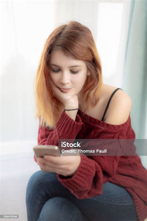 젊은 여자 집에서 사용 하 여 텍스트사용 하는 스마트폰 인터넷 18 19세에 대한 스톡 사진 및 기타 이미지 18 19세 20 24세 가정 생활 Istock