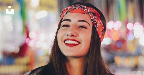 빨간색과 검은색 두건을 착용한 웃는 여성의 선택적 초점 사진 사진 Unsplash의 무료 여자 이미지