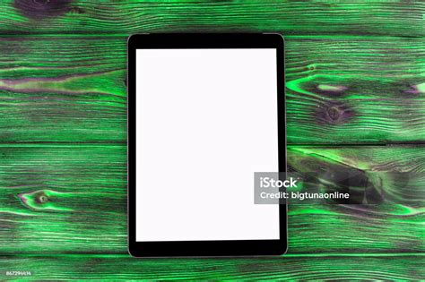 녹색 나무 테이블 배경에 고립 된 흰색 화면이 빈 화면으로 Pc 모의 컴퓨터 태블릿 나무 테이블에 태블릿 타블렛 흰색 화면 0명에 대한 스톡 사진 및 기타 이미지 Istock