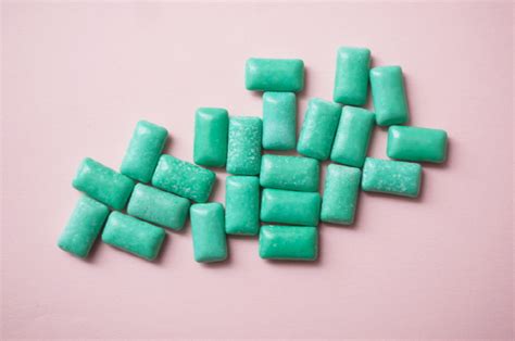 치아에 좋다는 자일리톨 껌 하루 3개 이상 씹으면 배탈 위험 당신의 건강가이드 헬스조선