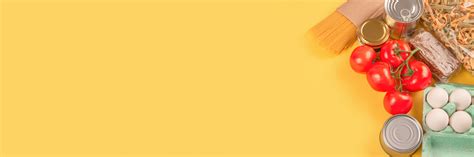 파스타 Vegatables 통조림 식품 식용유 복사 공간이있는 노란색 배경에 음식 기부배너 푸드 뱅크 와 식품 배달 개념 플랫 레이 선택적 초점 푸드뱅크에 대한 스톡 사진