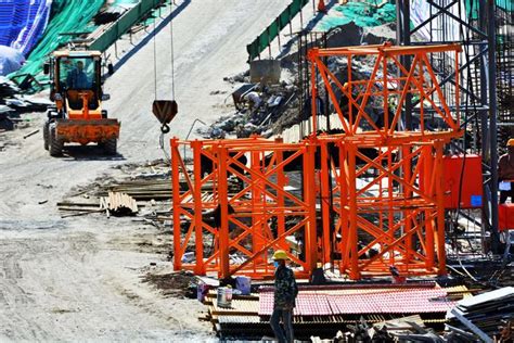 建筑工地上忙碌的建筑工人，原创摄影