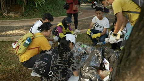 Trash Heroes Assemble To Fight Jakarta Garbage Crisis Afp Youtube