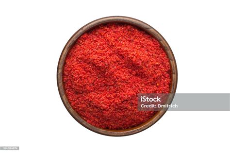 칠리 페 퍼 분말 향신료 나무 그릇에 흰색 배경에 고립 상위 뷰 조미료 가루로 빻은에 대한 스톡 사진 및 기타 이미지 가루로 빻은 건강한 식생활 꼭대기 Istock