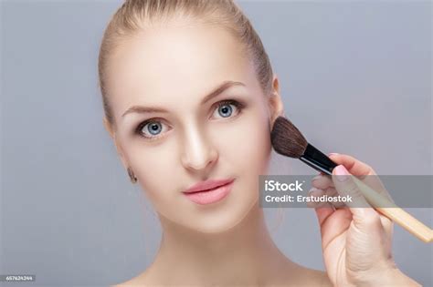 아름 다운 금발 여자 회색 배경에 메이크업 브러쉬를 들고 블러셔를 적용 하는 여자 건강한 생활방식에 대한 스톡 사진 및 기타 이미지 건강한 생활방식 관능 그림 그리기