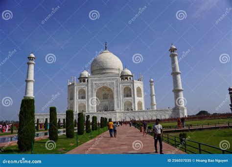Mughal Architecture Of Taj Mahal In Agra India Editorial Image Image Of Considered Indian