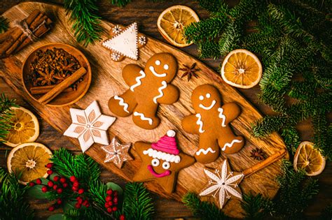 크리스마스 진저 브레드와 향신료와 말린 오렌지를 곁들인 쿠키 오렌지 감귤류 과일에 대한 스톡 사진 및 기타 이미지 오렌지