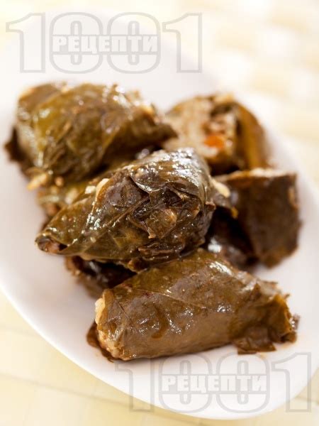 Постни лозови сарми с ориз и моркови за Коледа или бъдни вечер в тава на фурна сарми с лозови